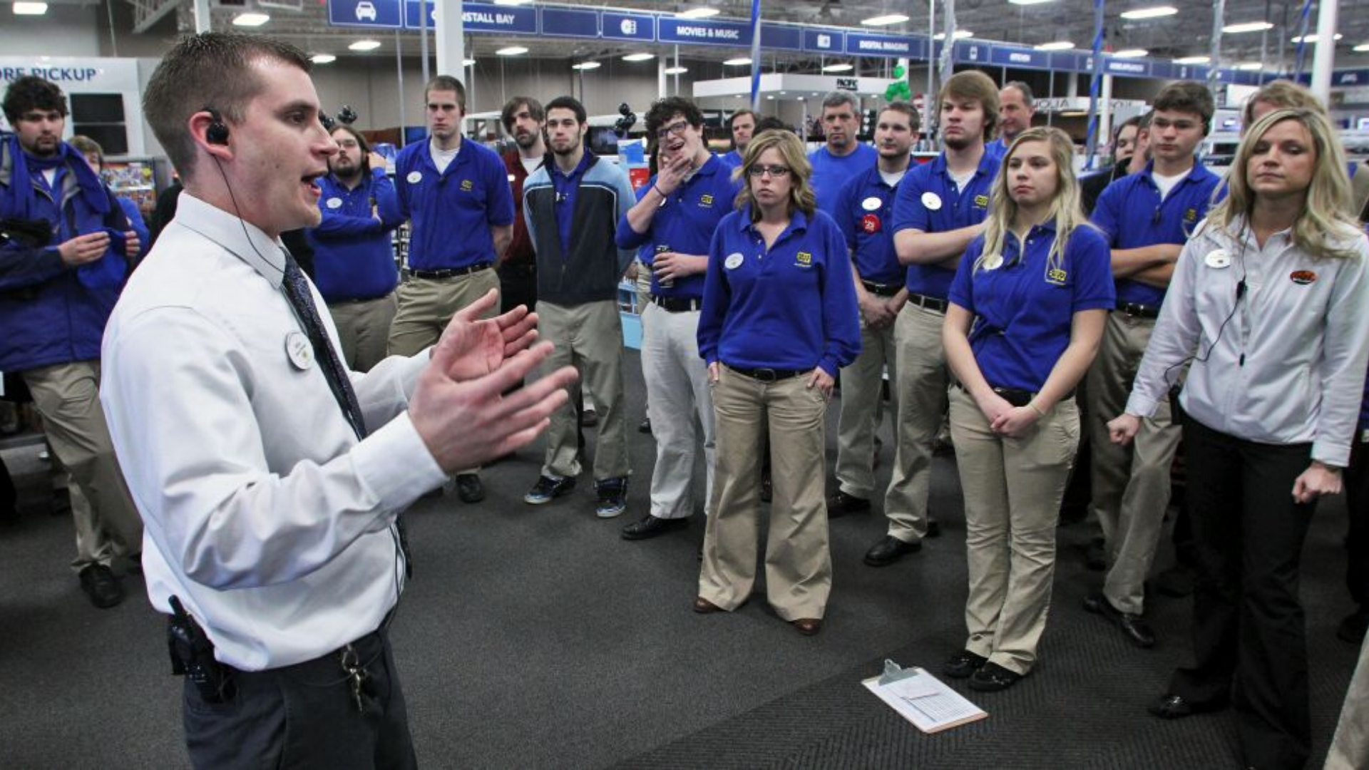 Prepare Your Retail Team For Black Friday 2023 | EmpMonitor